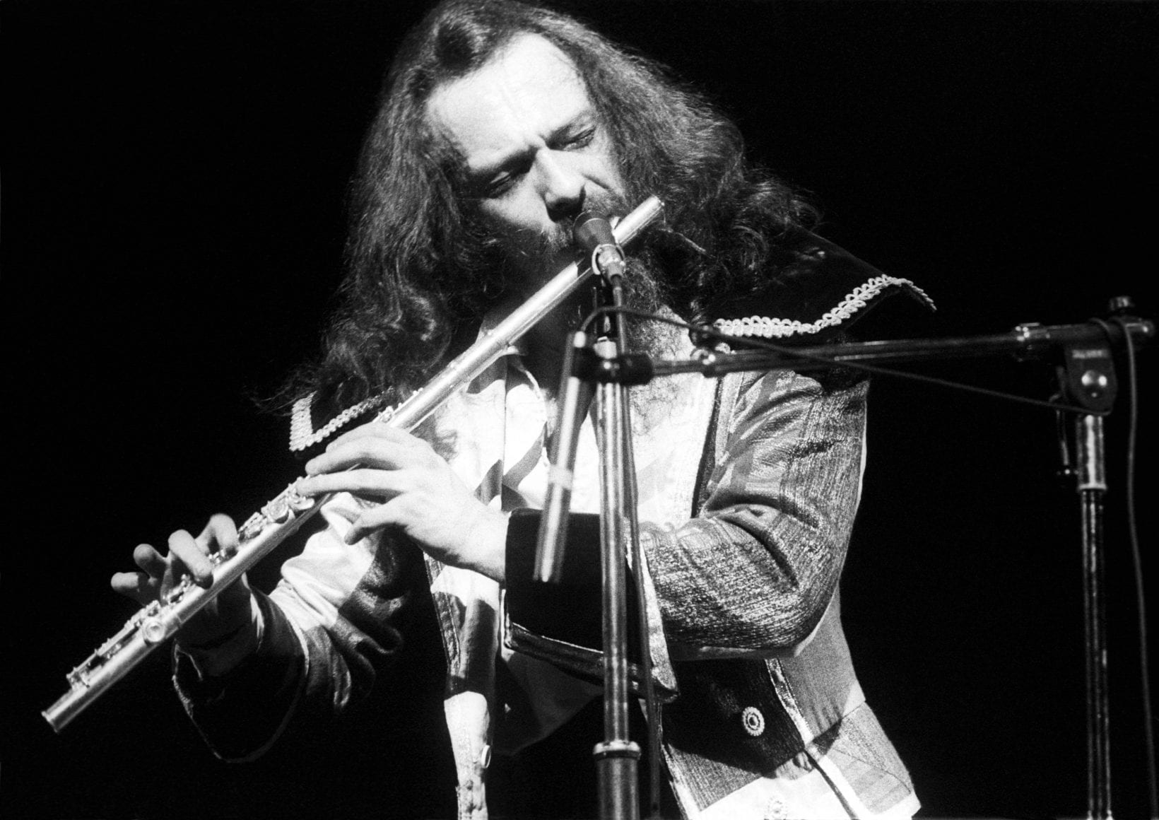 John K performs the Jethro Tull song Skating Away | Live Music News